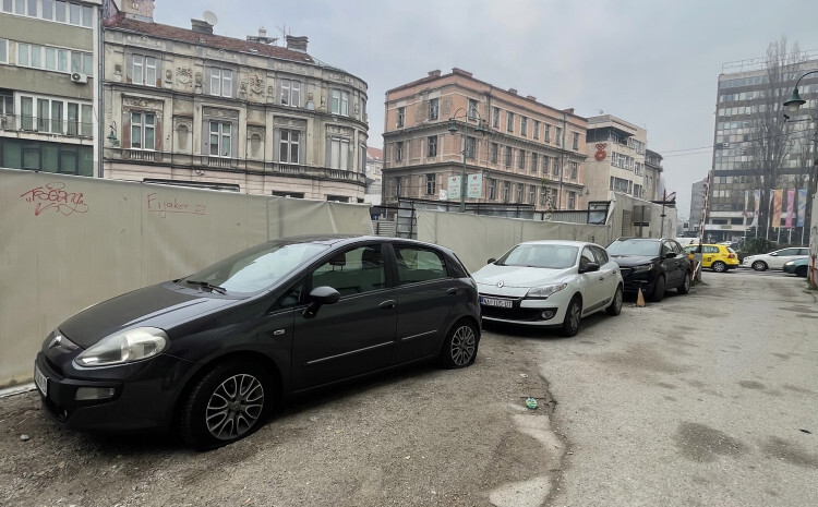 Novi incident u centru Sarajeva, izbušene gume na tri automobila sa srbijanskim tablicama ...