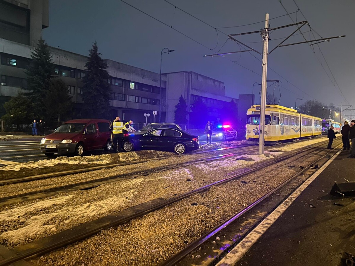 Zbog saobraćajne nesreće kod RTV doma obustavljen tramvajski saobraćaj - Sarajevska sehara