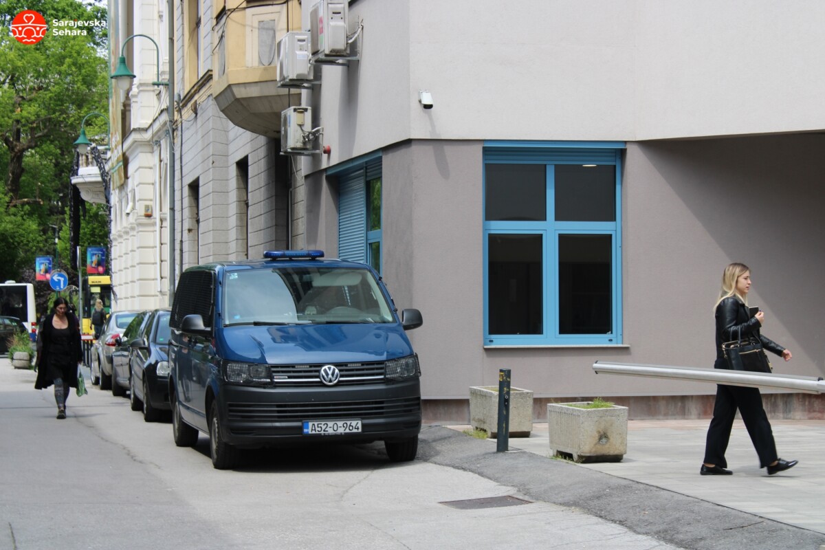 Policijska vozila napustila lokaciju Općine Stari Grad, uhapšena ...