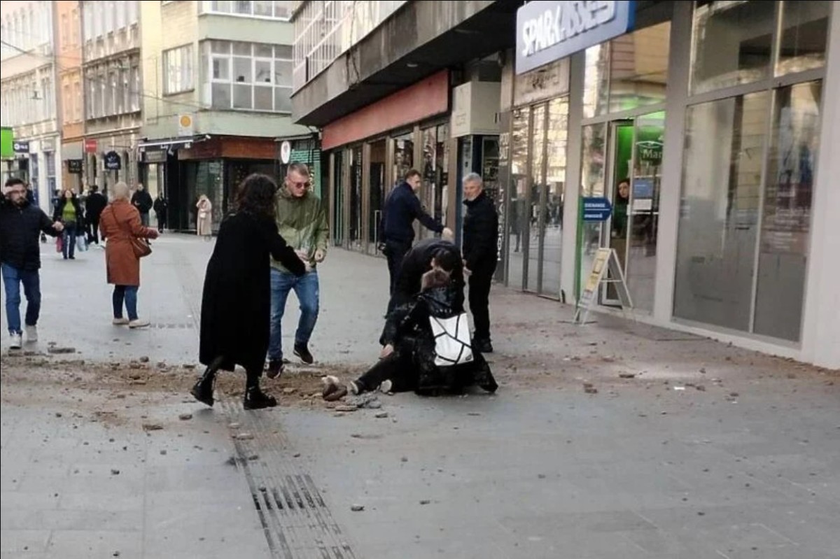 Dio fasade pao na ženu u centru Sarajeva - Sarajevska sehara