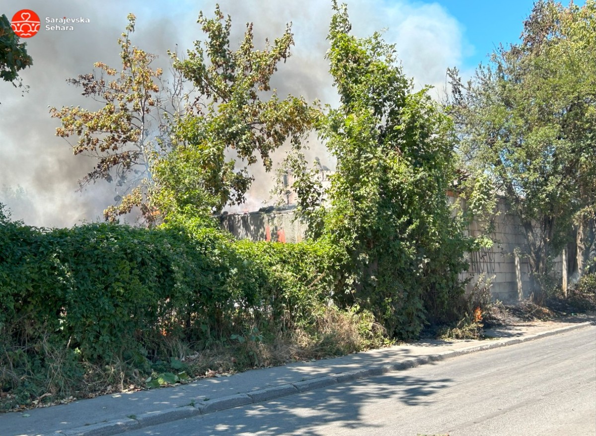 Video/ Požar izbio na baraci na Čengić Vili 1, vatrogasci spasili i ...