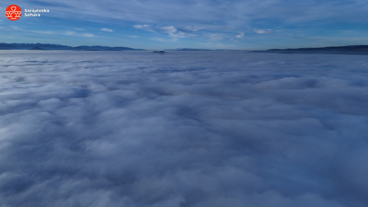 Video/ Otkazan veći broj letova na Međunarodnom aerodromu Sarajevo, ovako grad izgleda iz zraka ...