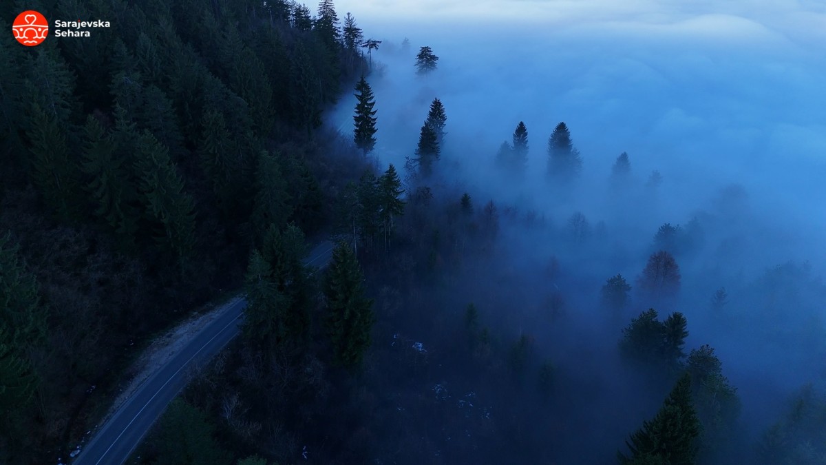Video/ Ovako iz zraka izgleda "kapa" nad glavnim gradom: Sunce sija, a Sarajevo u mraku ...